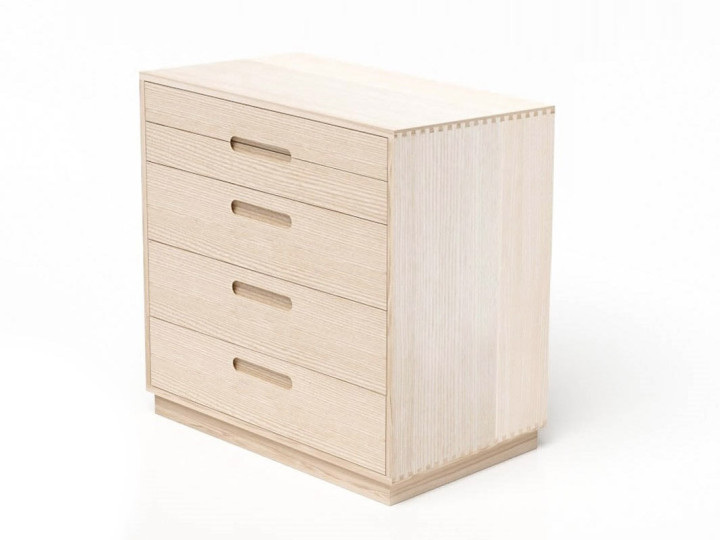 Commode sur mesure. Modèle Cosmopol, 5 tiroirs sur socle | Galerie Møbler