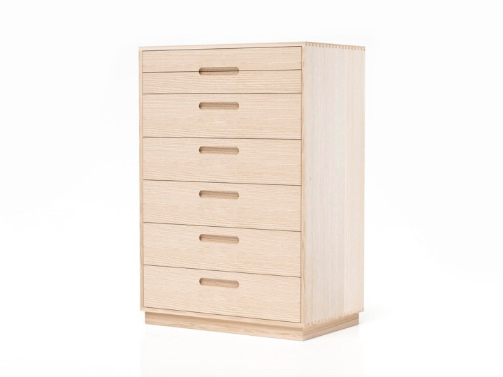 Commode sur mesure. Modèle Cosmopol, 7 tiroirs sur socle | Galerie Møbler