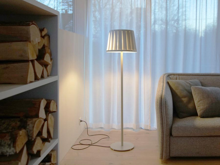 AVS Floor Lamp | Galerie Møbler