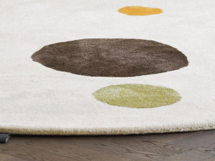 Custom hand tufted Mr Dottie round rug. | Galerie Møbler
