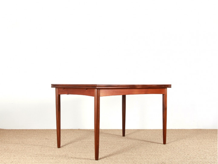 Scandinavian teak dining table | Galerie Møbler