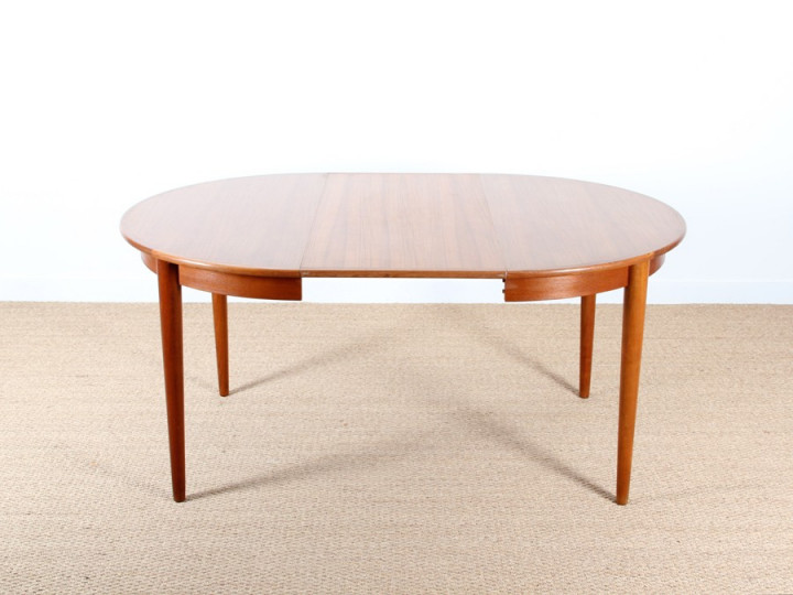Scandinavian round dining table in teak. 4/6 seats | Galerie Møbler