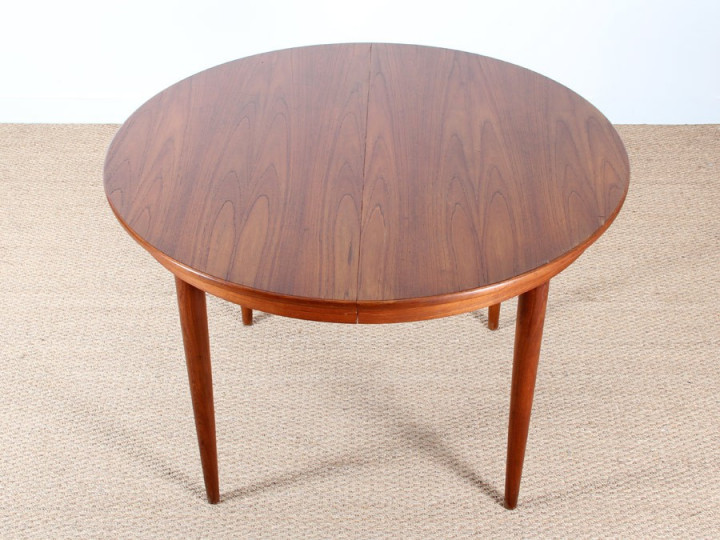 Scandinavian extendable round table in teak, 4/10 seats. | Galerie Møbler