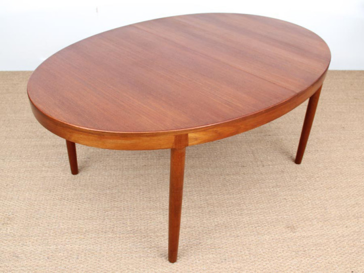 Scandinavian oval table in teak 6/12 seats | Galerie Møbler