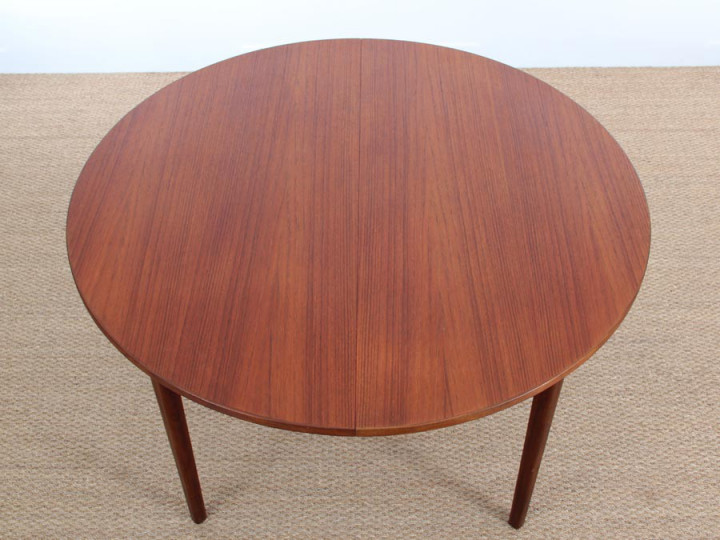 Mid-Century Modern Danish round dining table in teak. 4/8 seats ...