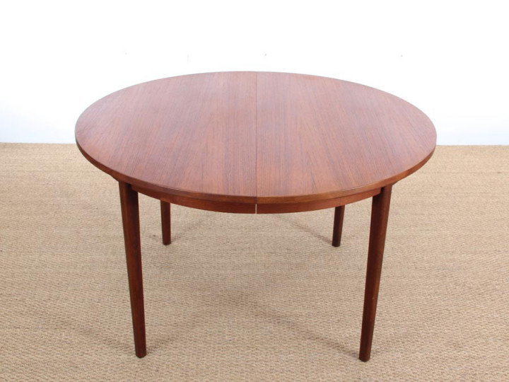 Mid-Century Modern Danish round dining table in teak. 4/8 seats ...
