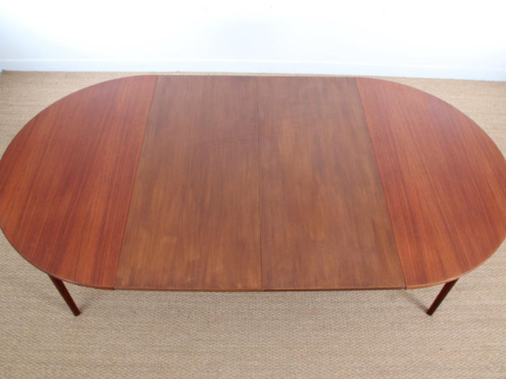 Mid-Century Modern Danish round dining table in teak. 4/8 seats ...