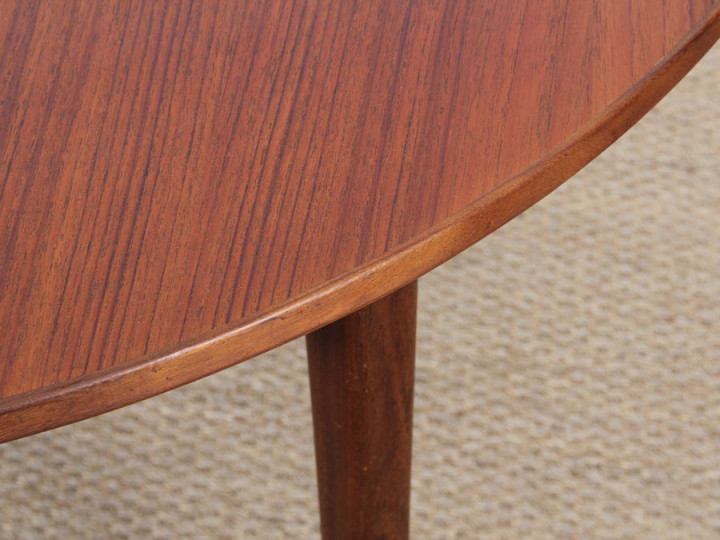 Mid-Century Modern Danish round dining table in teak. 4/8 seats ...