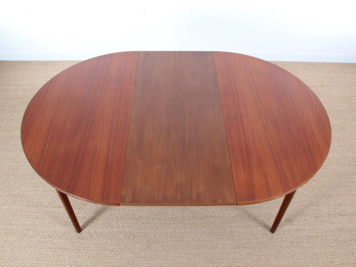 Mid-Century Modern Danish round dining table in teak. 4/8 seats ...