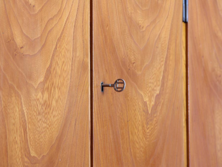 Mid century scandinavian cabinet in helm. | Galerie Møbler