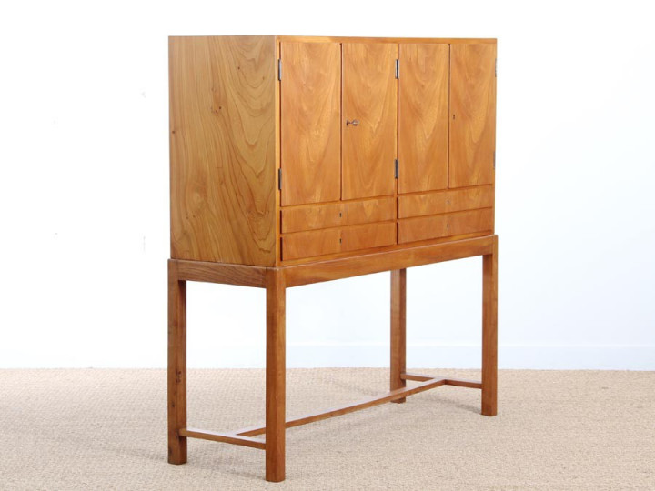Mid century scandinavian cabinet in helm. | Galerie Møbler