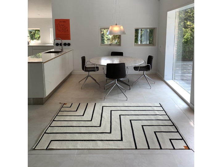 Mid-modern scandinavian rug model VK1 white / black | Galerie Møbler
