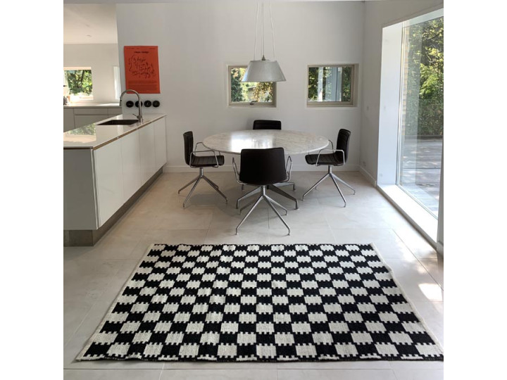Mid-modern scandinavian rug model VK5 white / black | Galerie Møbler